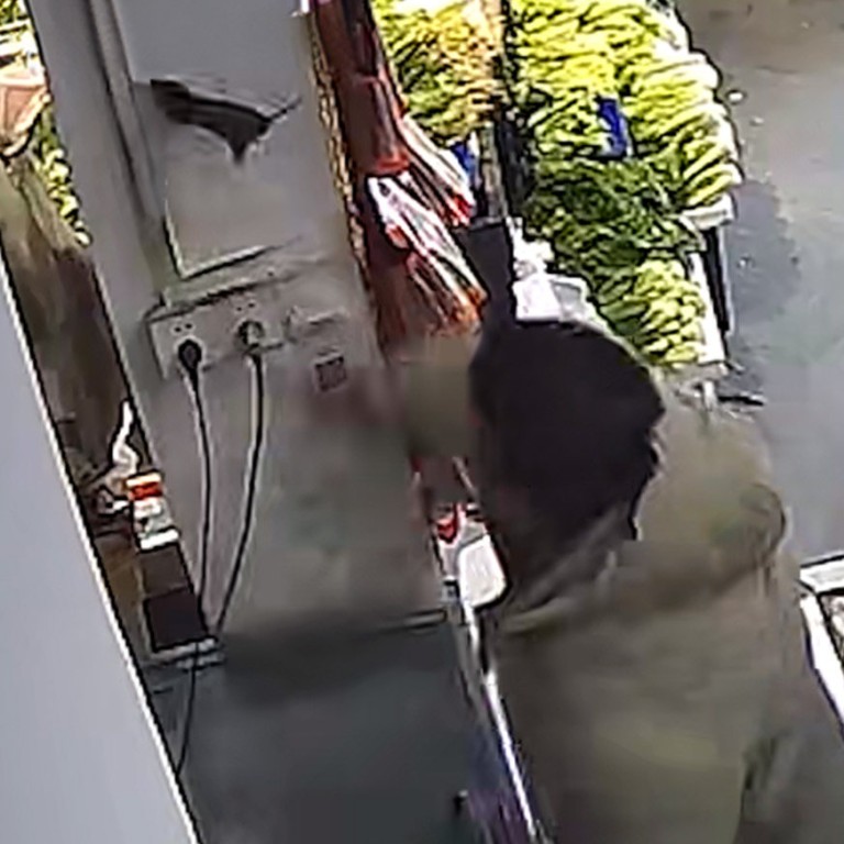 Quirky China: man in shop kills rat with bare hands, spicy grilled ice ...