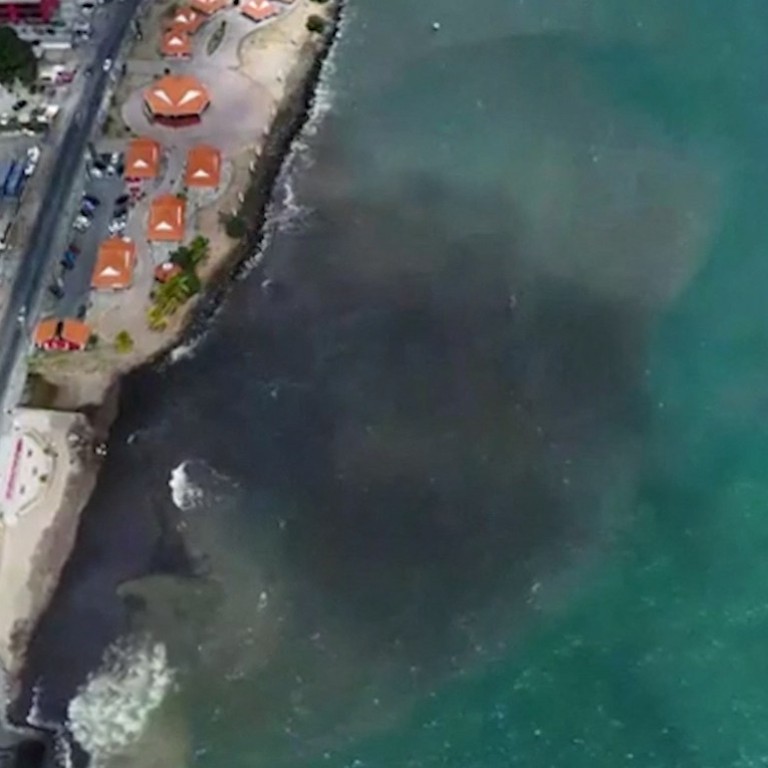 1 000 Volunteers Scramble In Caribbean To Clean Up Massive Oil Spill By