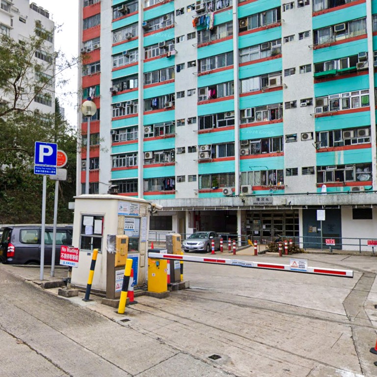 Hong Kong Police Hunt 2 Knife Wielding Men After Attack On Suspected
