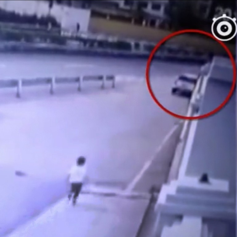 Young Chinese boy chases down car on highway after forgetful parents ...
