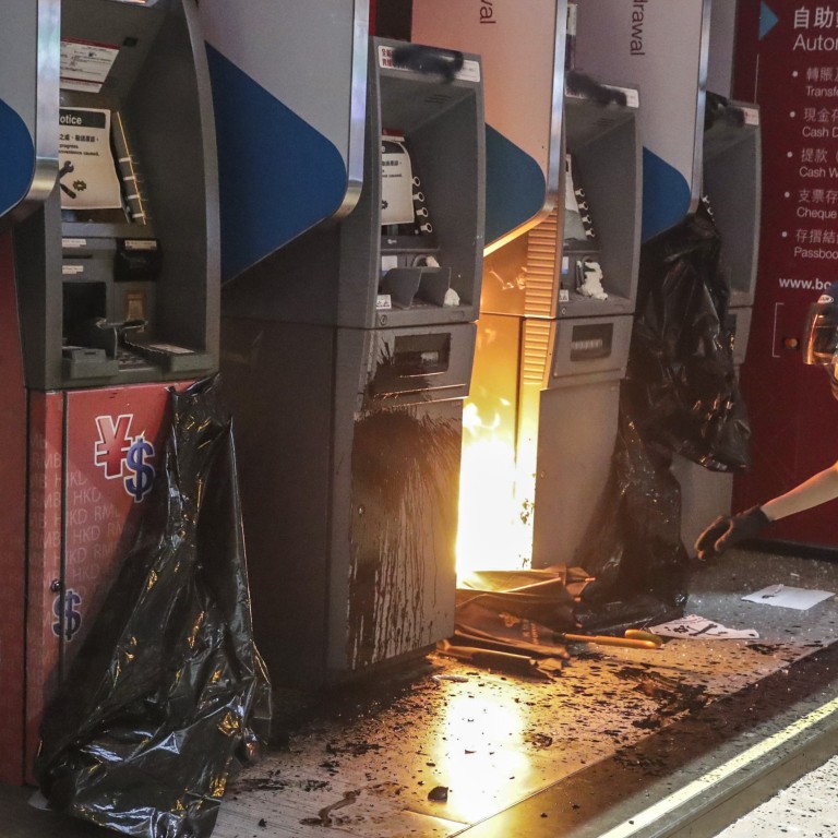 Hong Kong protesters go on yet another rampage, attacking police ...