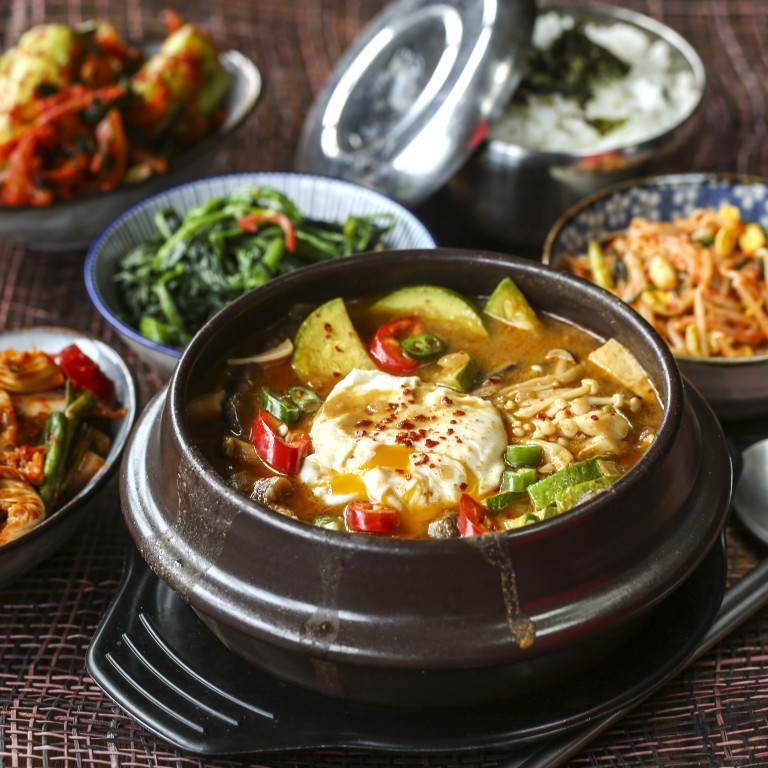 How to make a vegetarian version of Korean chigae soup with a kick of ...