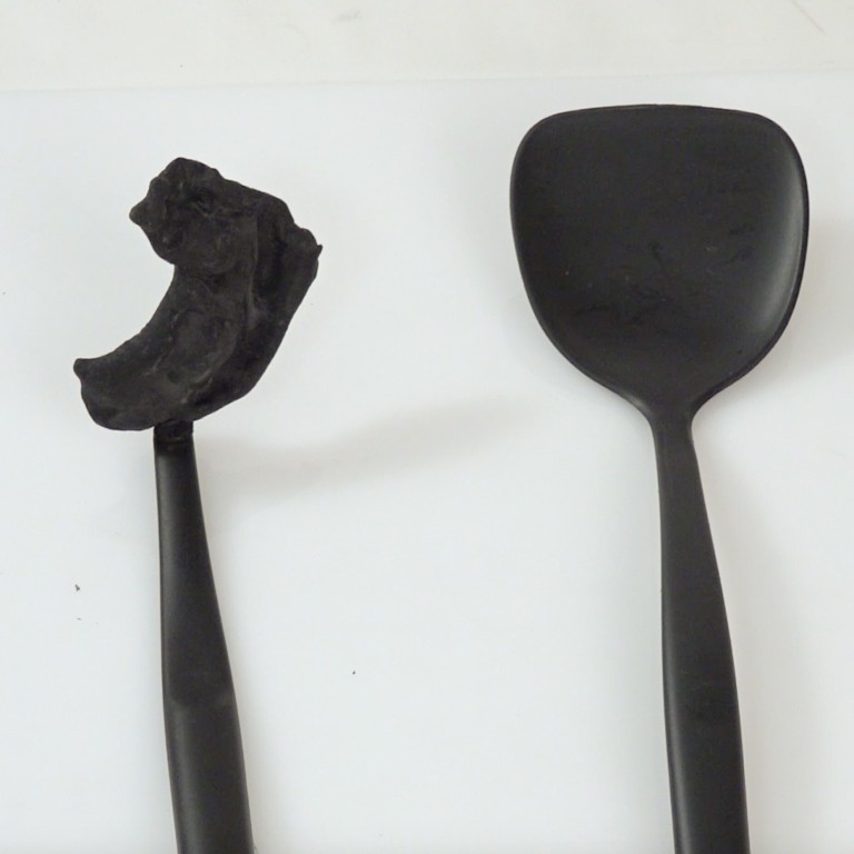 ‘Heat resistant’ plastic spatula melts in boiling oil within minute ...