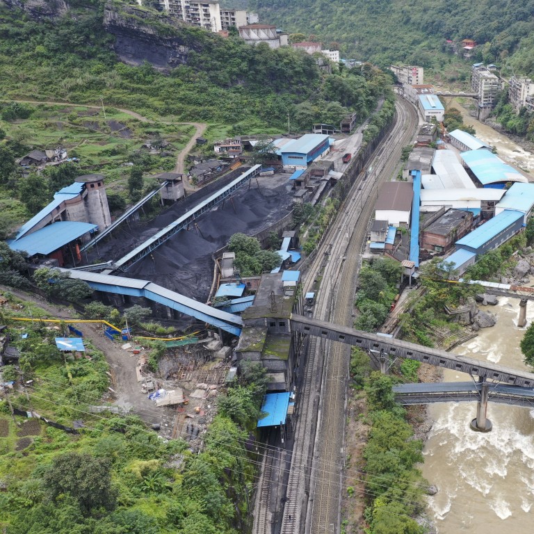 China coal mining disaster kills 16 in Chongqing, with one survivor ...