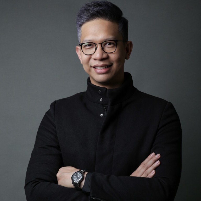 Famous YouTubers: how a magician in Indonesia put away his wand and ...