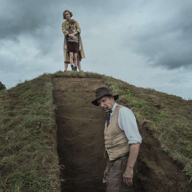Netflix movie review: The Dig – Carey Mulligan, Ralph Fiennes in ...