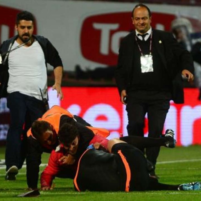 WATCH: carnage in Turkey as fan invades pitch to beat up referee ...