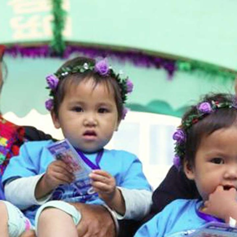Seeing double: hundreds of twins, triplets attend special parade in ...