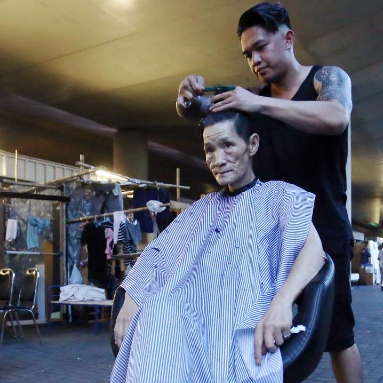 Happy hair, happy people ... New York stylist gives free haircuts to ...