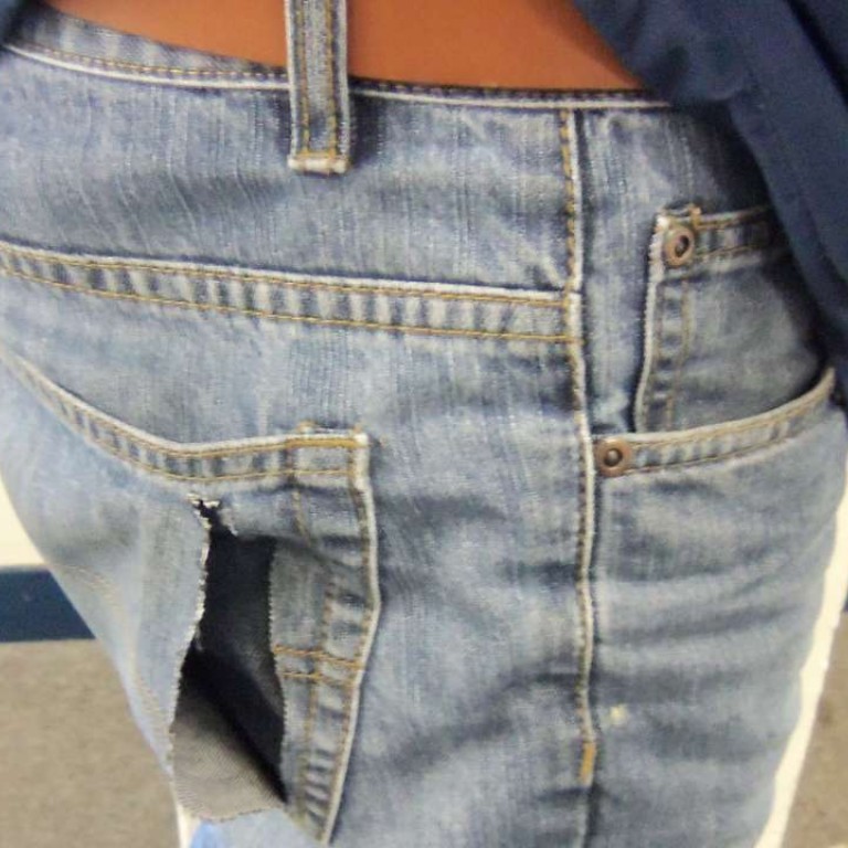 Thieves use razor blades to slash open pockets of Hong Kong bus ...