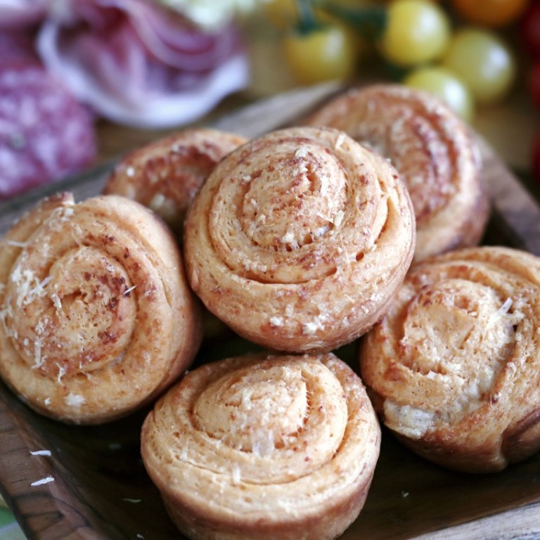 How to make fluffy cheese buns using the tangzhong roux technique ...