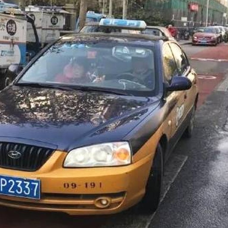 Chinese taxi driver takes his wife with Alzheimer’s to work every day ...
