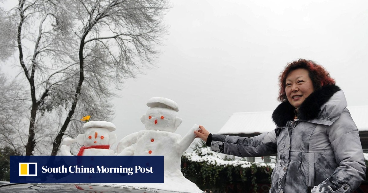 An ice little earner: Chengdu residents make thousands selling snowmen ...