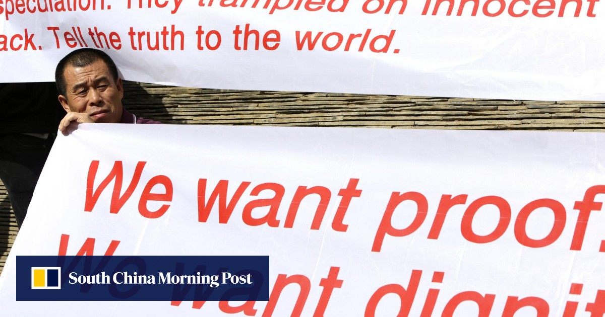 Grieving Chinese relatives of passengers on flight MH370 fly to ...