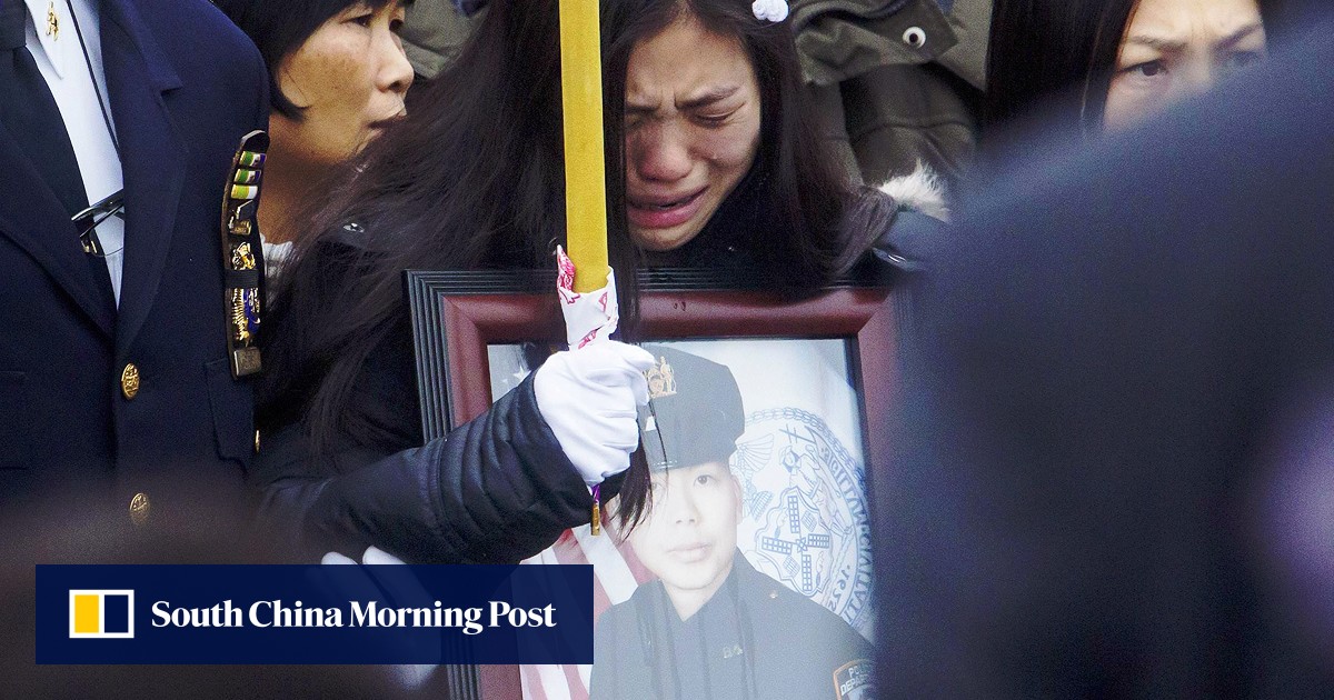 New | NYPD officers turn their backs on mayor at funeral for slain ...