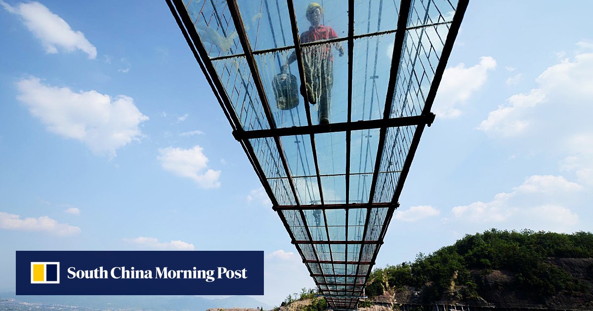 It looks smashing! Terrifying glass-bottomed bridge in China with ...