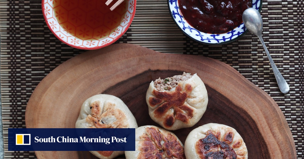 How to make pan-fried juicy meat and spring onion buns, including the ...