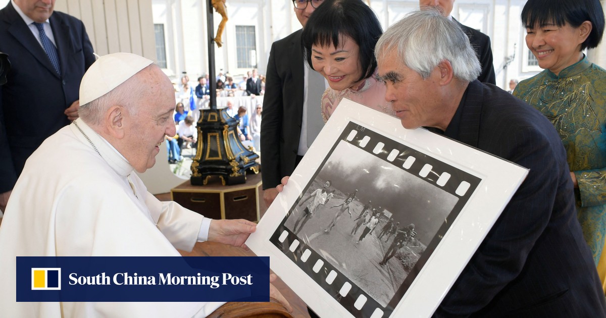 Vietnamese photographer Nick Ut gives Pope Francis famous Napalm Girl ...