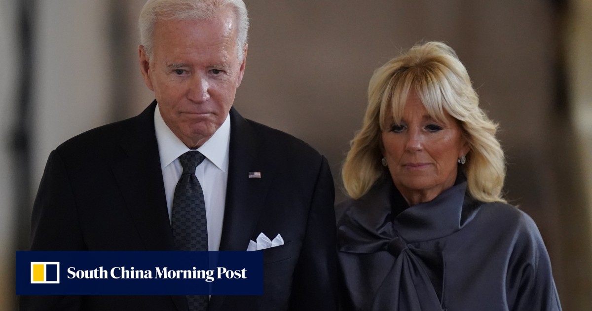 US President Joe Biden and first lady Jill Biden pay respects to Queen ...