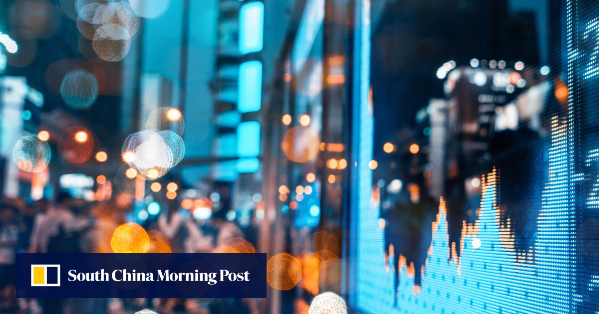 Hong Kong Stocks Slip Amid Weak Earnings Signals While Traders Reassess