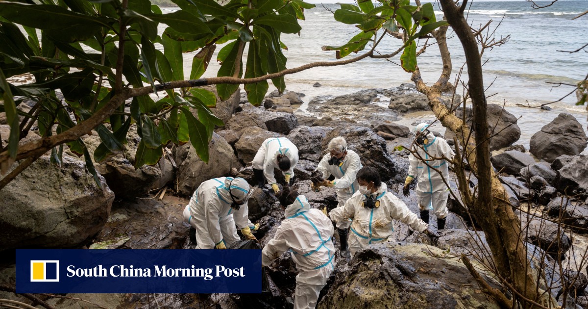 Filipinos take to the beaches to clean up massive oil spill: ‘many are ...