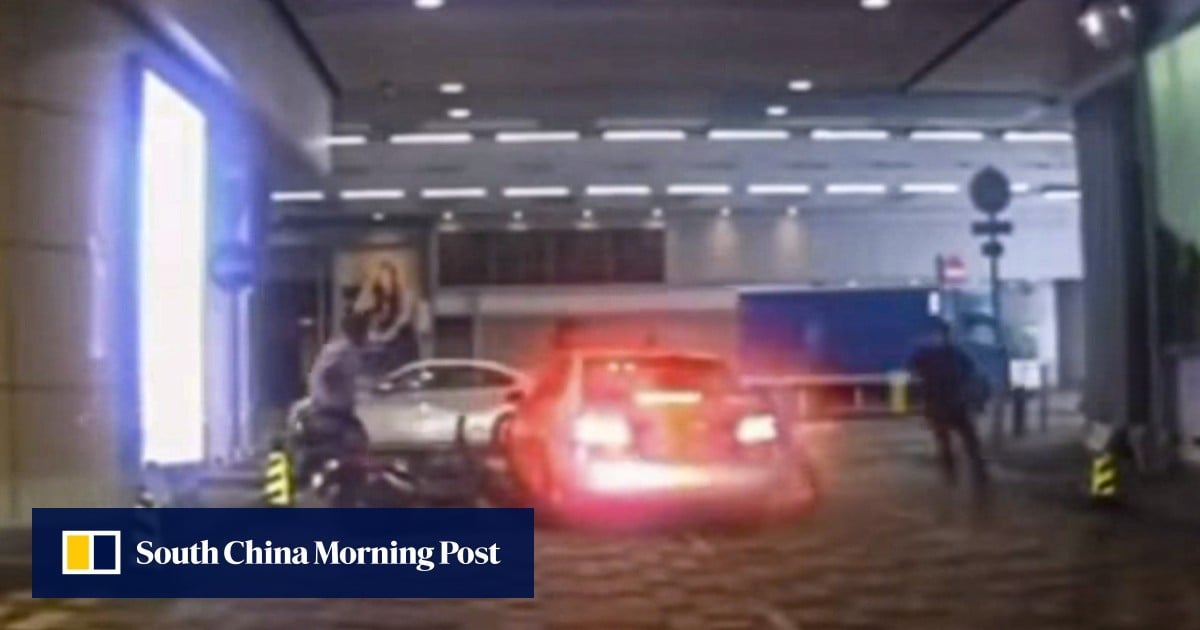 Hong Kong Policeman Clings To Mercedes Benz As Suspected Triad Member