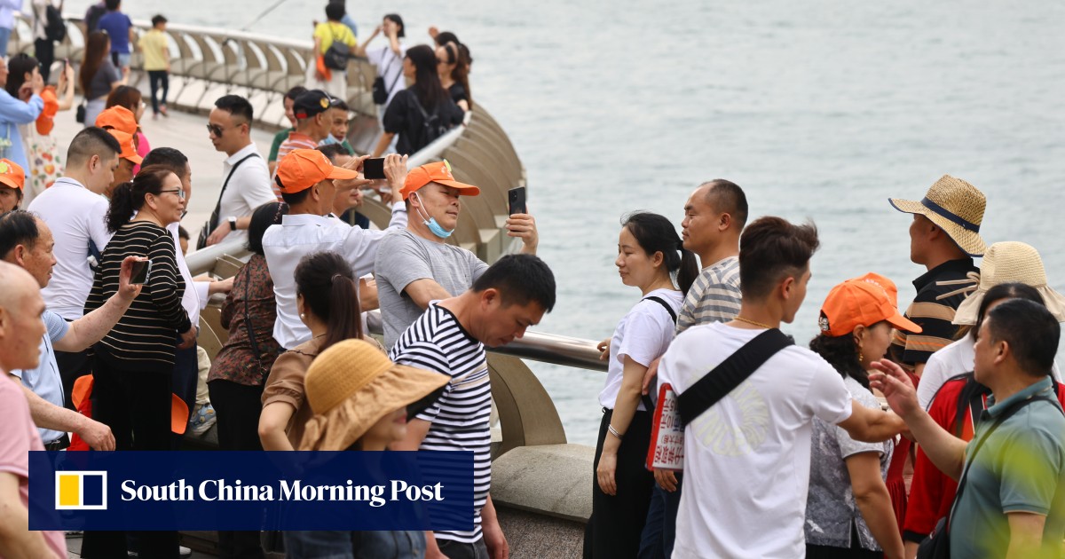 110000 Mainland Chinese Tourists Leave Hong Kong On First Day Of