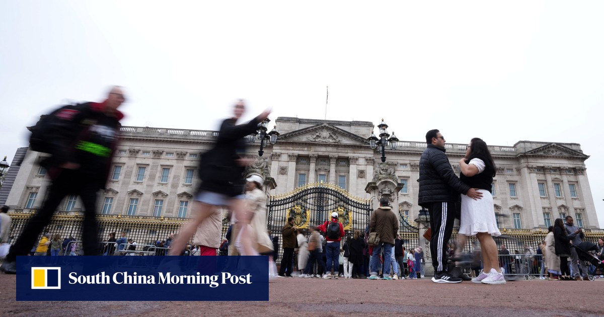 Man arrested at Buckingham Palace, as police conduct ‘controlled ...