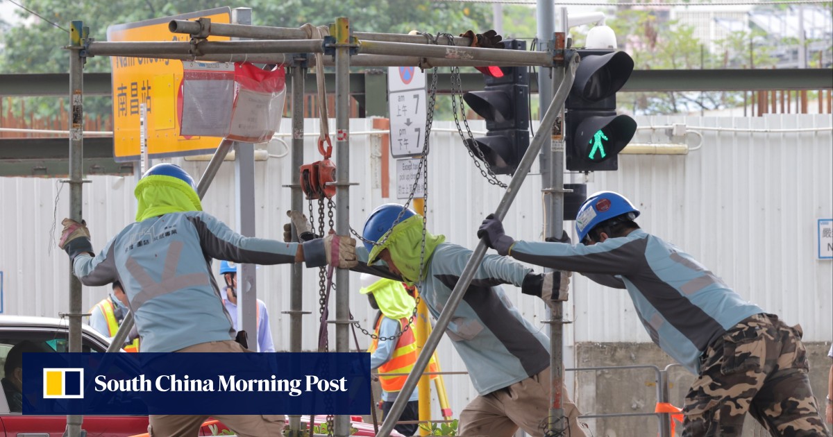 Hong Kongs Outdoor Workers Left Confused Unaware Of First Amber
