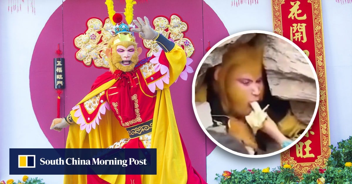 Feeding Monkey King: caring children in China theme park offer bananas ...