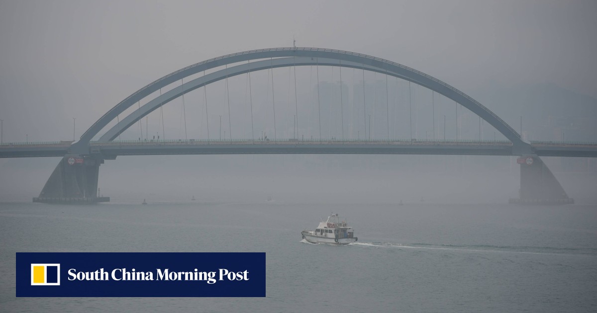 Hong Kong Takes Dim View Of Foggy Weather As Humid Conditions Carry