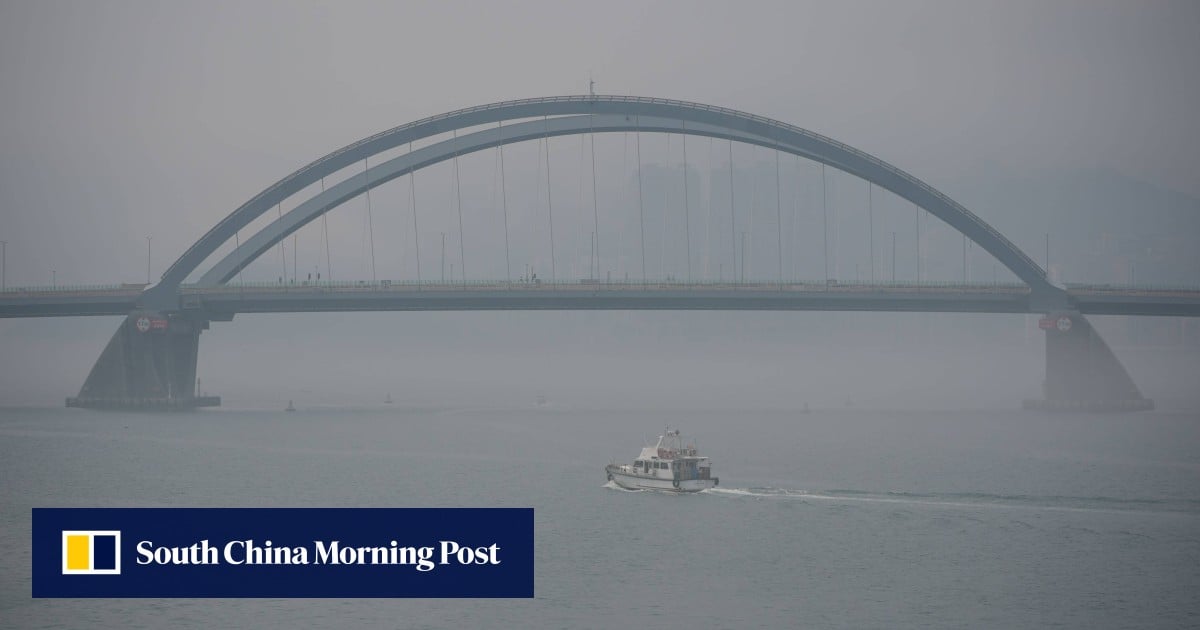 Hong Kong Takes Dim View Of Foggy Weather As Humid Conditions Carry