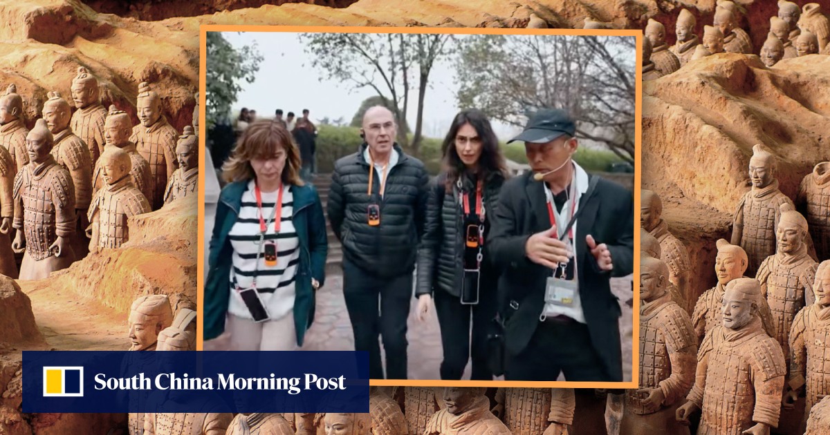 Elderly China tour guide at ancient site impresses foreigners with ...