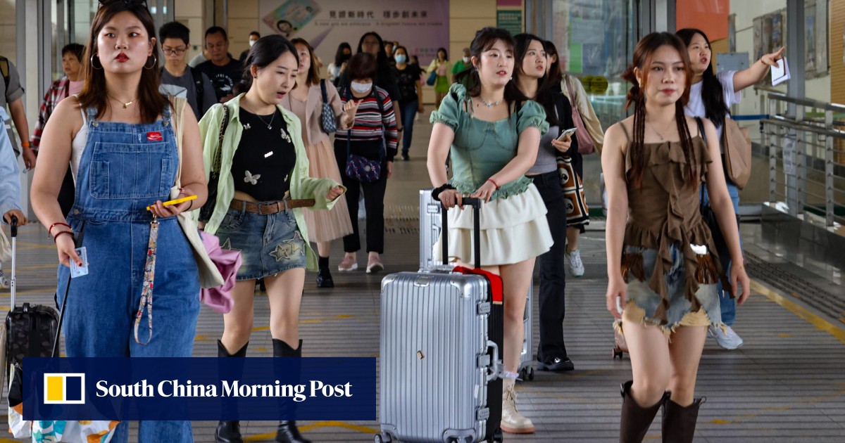 Hong Kong Welcomes More Than 173000 Mainland Chinese Visitors On First