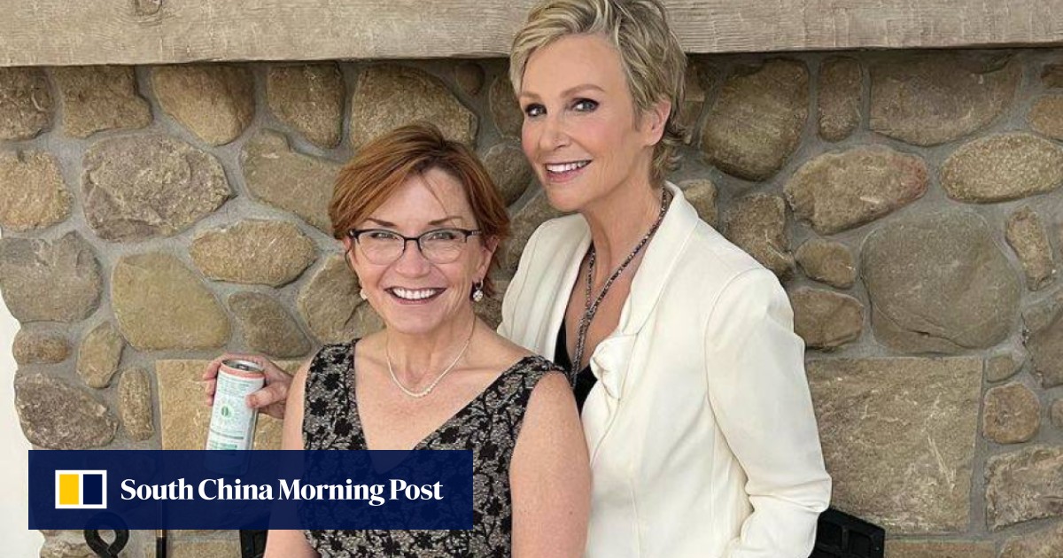 Who is Jane Lynch’s low-key screenwriter wife Jennifer Cheyne? The Glee ...
