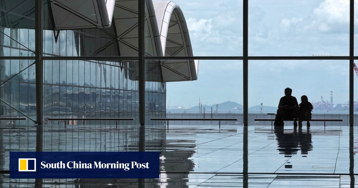 Hong Kong Police Arrest Passenger Over Theft Of Hk4300 On Board