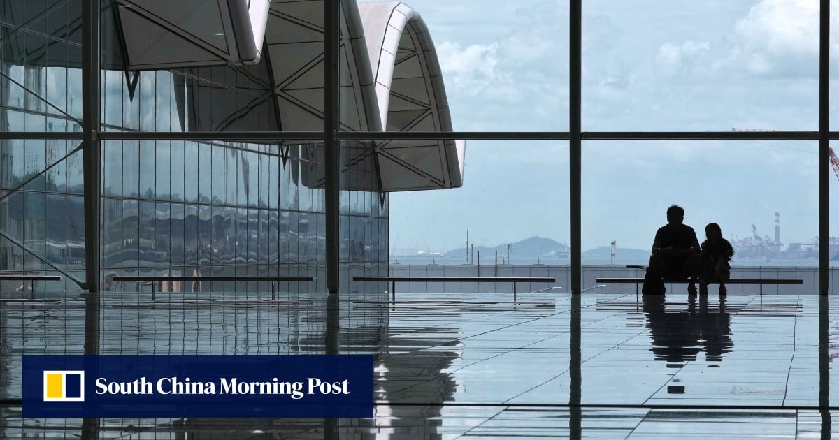 Hong Kong Police Arrest Passenger Over Theft Of Hk4300 On Board