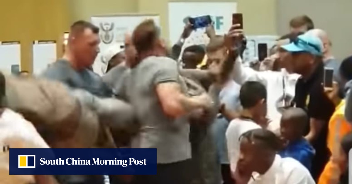 Bodybuilding legend Arnold Schwarzenegger proves how strong he still is ...