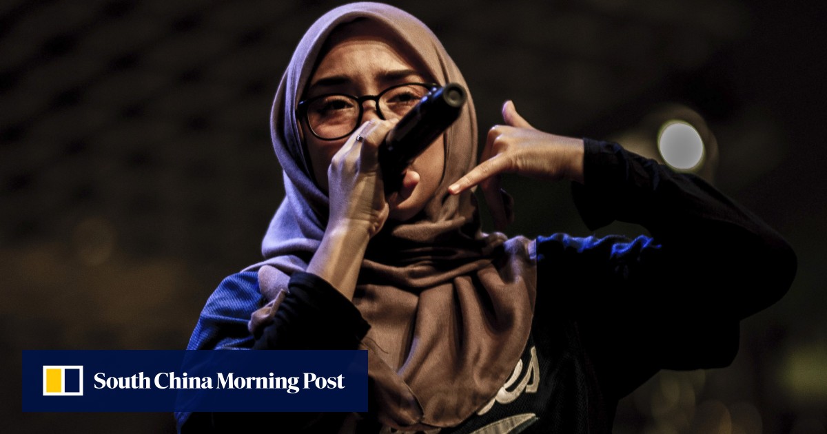Female Malaysian hip hop artist who raps in a hijab and traditional ...