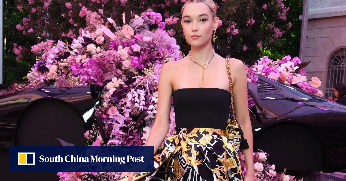 Is that Sarah Snyder? Instagram-famous model is spotted in the front ...