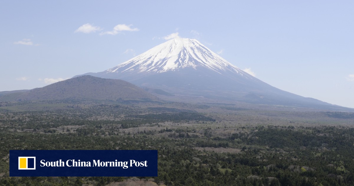 ‘I’m slipping’: body found in search for Mount Fuji climber who live ...