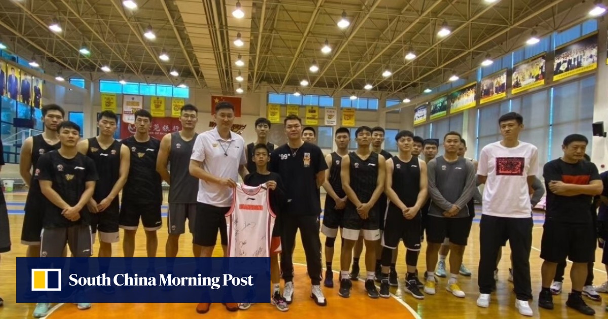 One-armed basketball teen Zhang Jiacheng visits CBA champions Guangdong ...