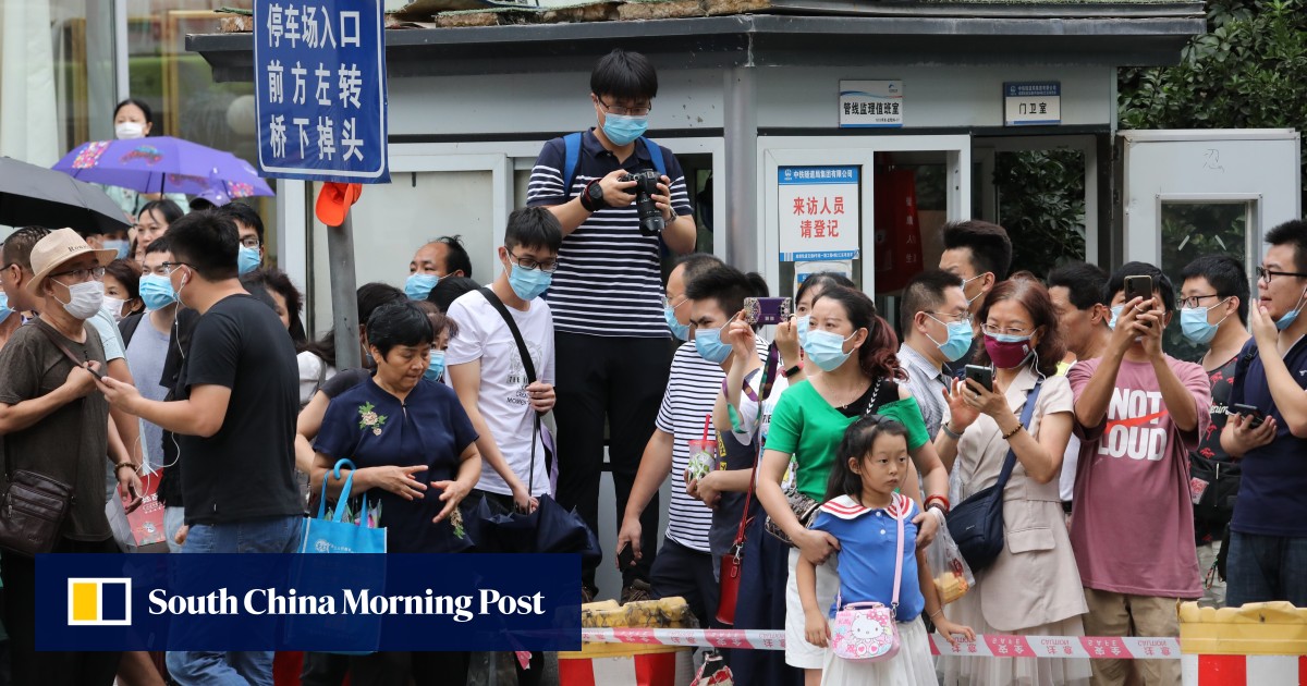 US-China relations: thousands gather to see closure of Chengdu ...