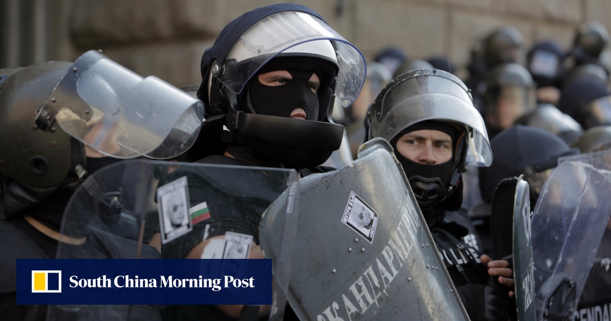 Politico | Riot police and protesters clash in Bulgaria as corruption ...