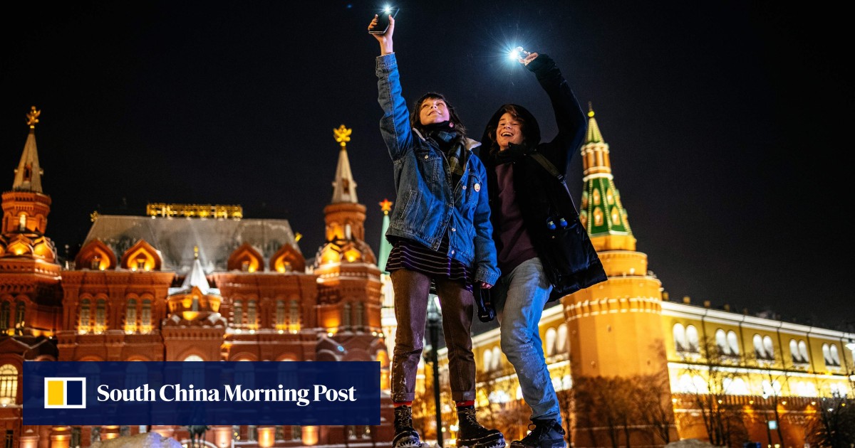 Russians Hold Pro Alexei Navalny Torchlight Protests Despite Arrest