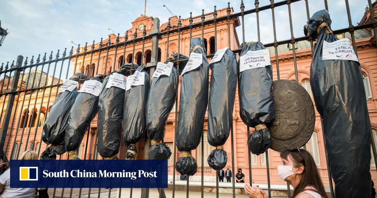 Argentinians hang mock body bags to protest against ‘VIP vaccinations ...