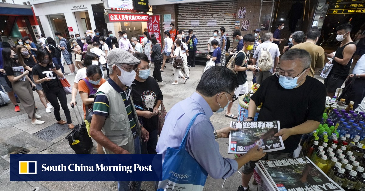 The morning after: Apple Daily supporters brave drizzling rain, express ...
