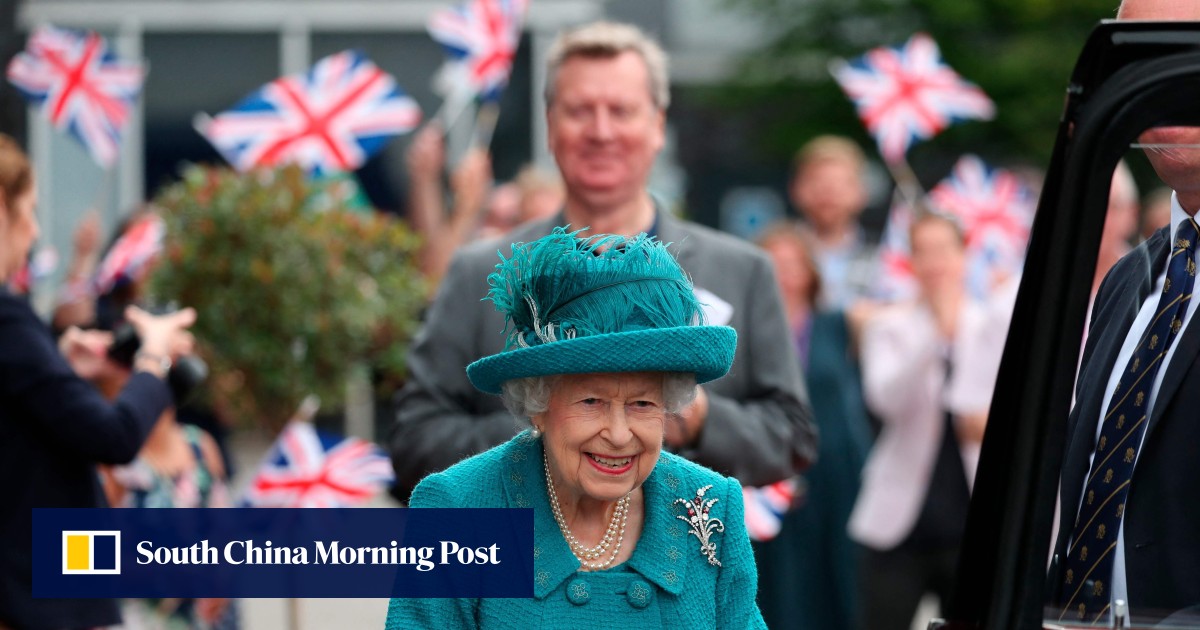Queen Elizabeth meets actors and crew on set of British TV soap opera ...