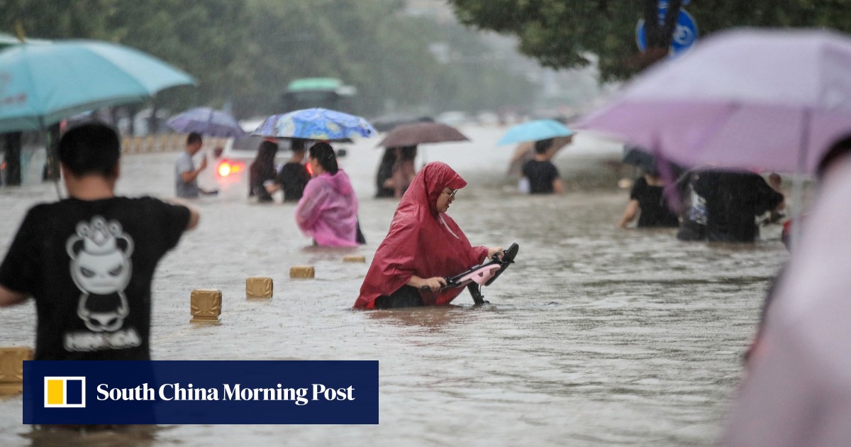 China floods: Good Samaritans show flood-hit Zhengzhou residents ...