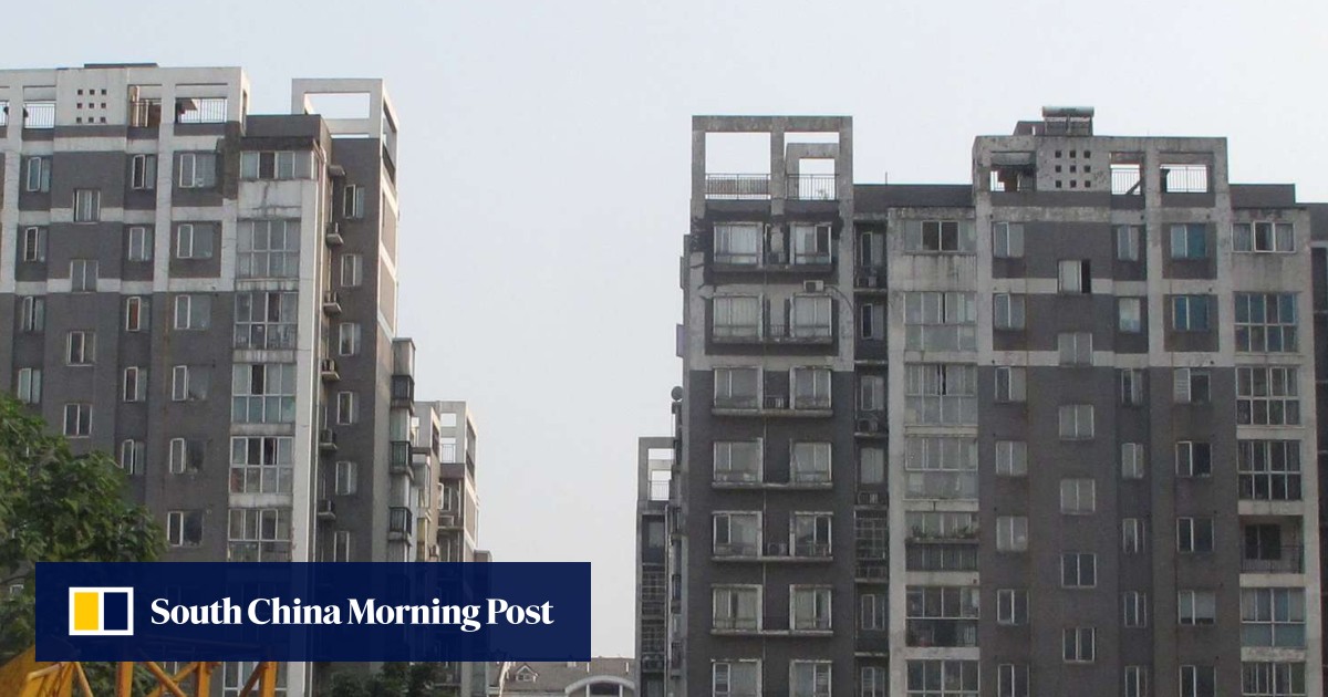 Hang Seng retreats from 24,000 on weak southbound flows, falling ...